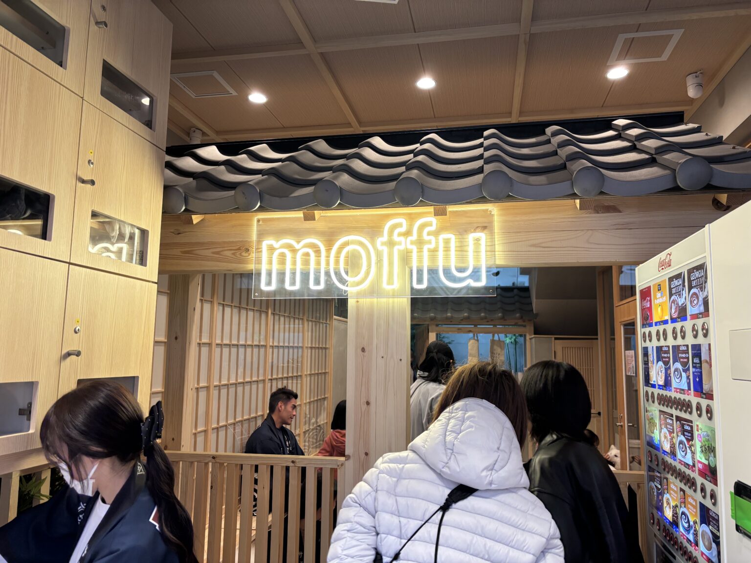 【サモエドカフェmoffu】竹下通りにある日本風のサモエドカフェ！わんこたちと戯れてきた - ねこわんたいむず